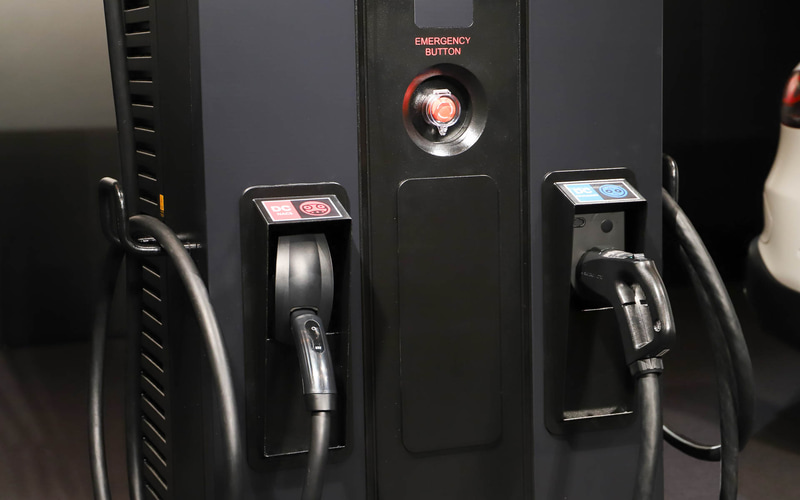 DMM、テスラの充電規格「NACS」と急速充電方式「CHAdeMO」に対応したダブルコネクタ急速充電器を初公開 - Car Watch