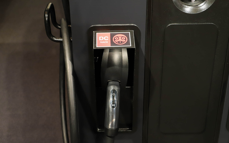 DMM、テスラの充電規格「NACS」と急速充電方式「CHAdeMO」に対応したダブルコネクタ急速充電器を初公開 - Car Watch