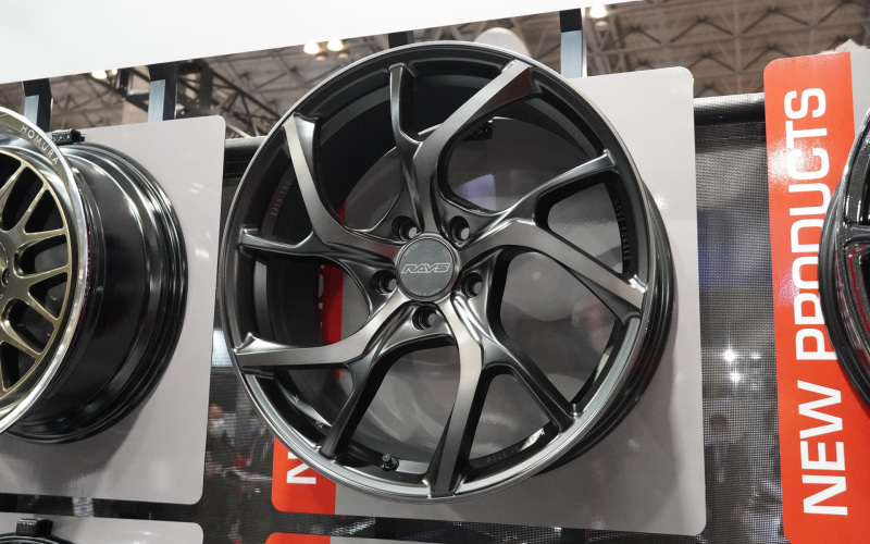 レイズ、ハイエース向け「HOMURA」やプリウス向け「VMF」など新作ホイール展示中