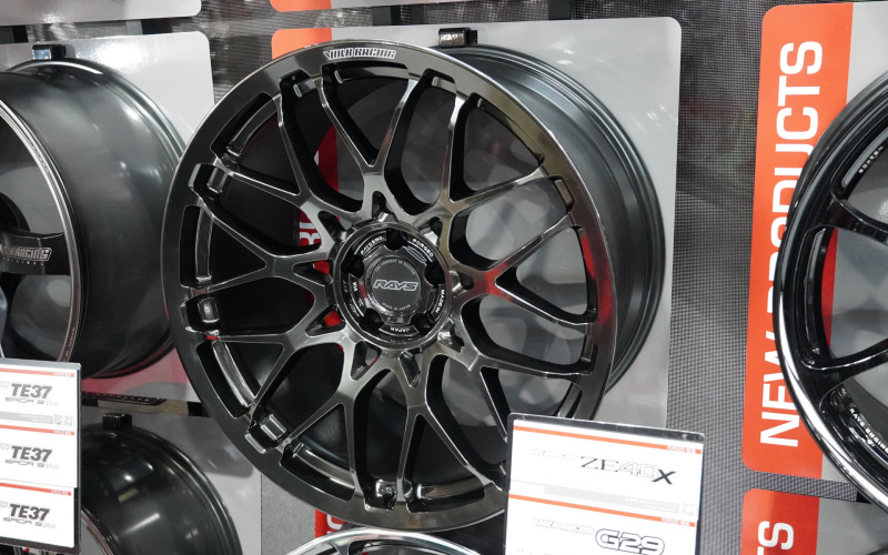 レイズ、ハイエース向け「HOMURA」やプリウス向け「VMF」など新作ホイール展示中