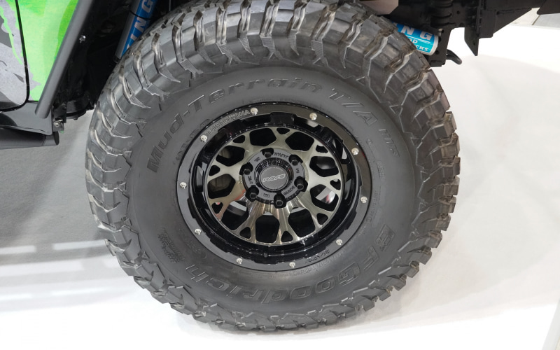 レイズ、ハイエース向け「HOMURA」やプリウス向け「VMF」など新作ホイール展示中