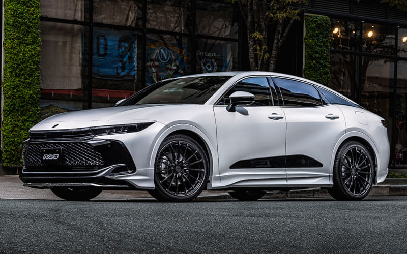 レイズ、デザイン特化型鍛造ホイールVMFに新たに細いフィンスポーク＆大口径の「L-01」誕生 - Car Watch