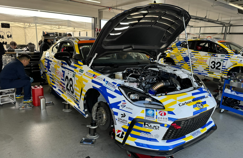 スーパー耐久GR86の搭載エンジンは、なぜ1.4リッターターボから1.6リッターターボとなったのか？ 決勝走行から見えてきた課題と新開発6速MT - Car Watch