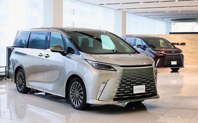 レクサス「LM」に追加された6人乗り仕様“version L”について、開発の落畑学氏に狙いを聞く - Car Watch