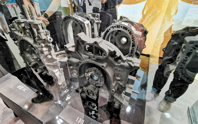 マツダ、発電用8Cロータリーエンジンを搭載した「MX-30 Rotary-EV Edition R」展示中 - Car Watch