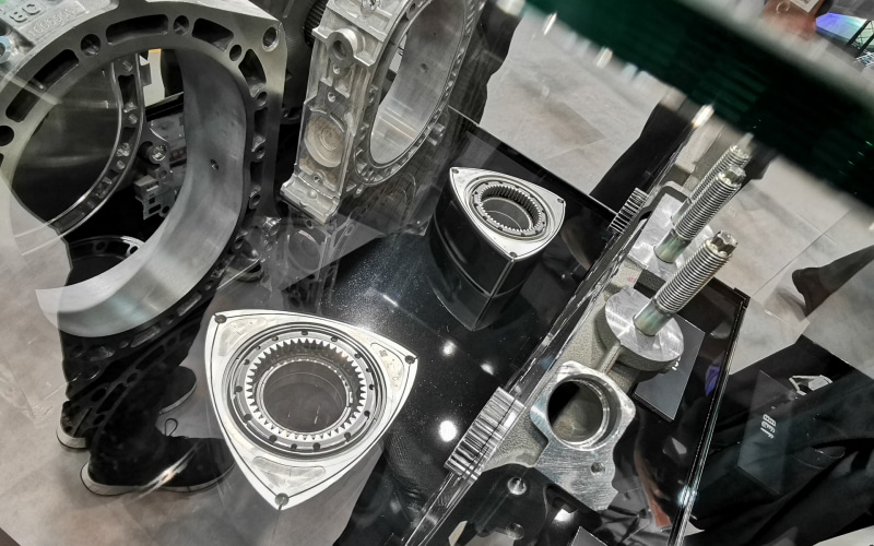 マツダ、発電用8Cロータリーエンジンを搭載した「MX-30 Rotary-EV Edition R」展示中 - Car Watch