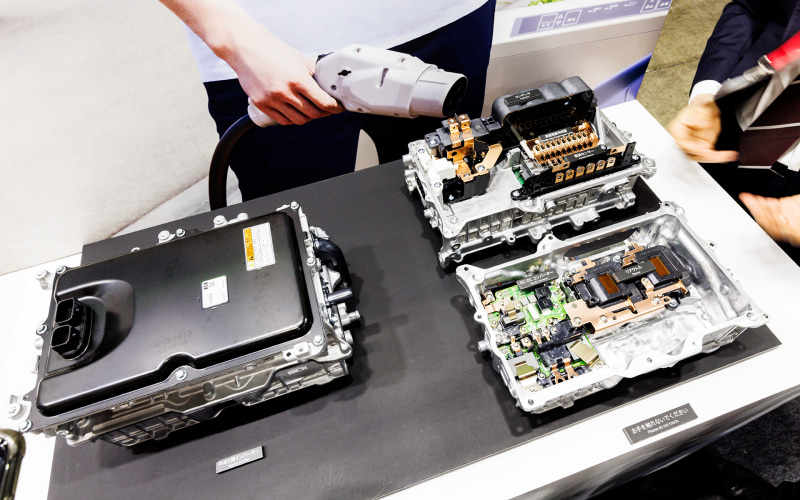 デンソー、進化した「前方広角画像センサー」や小型化に成功した「PHEV用インバータ」など展示中 - Car Watch