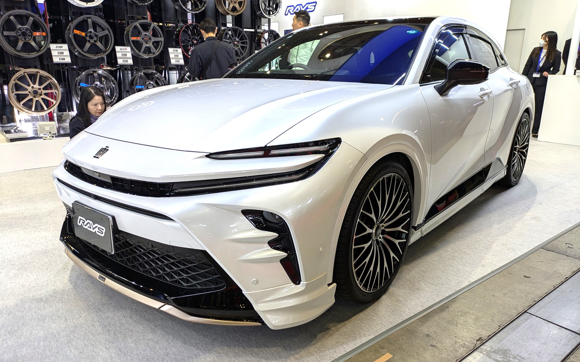 [拡大画像]レイズ、23インチの「TE37GC」やクローム仕様の「57CR」 エッジ部をシャープに魅せる限定色「グレイスゴールド」など展示