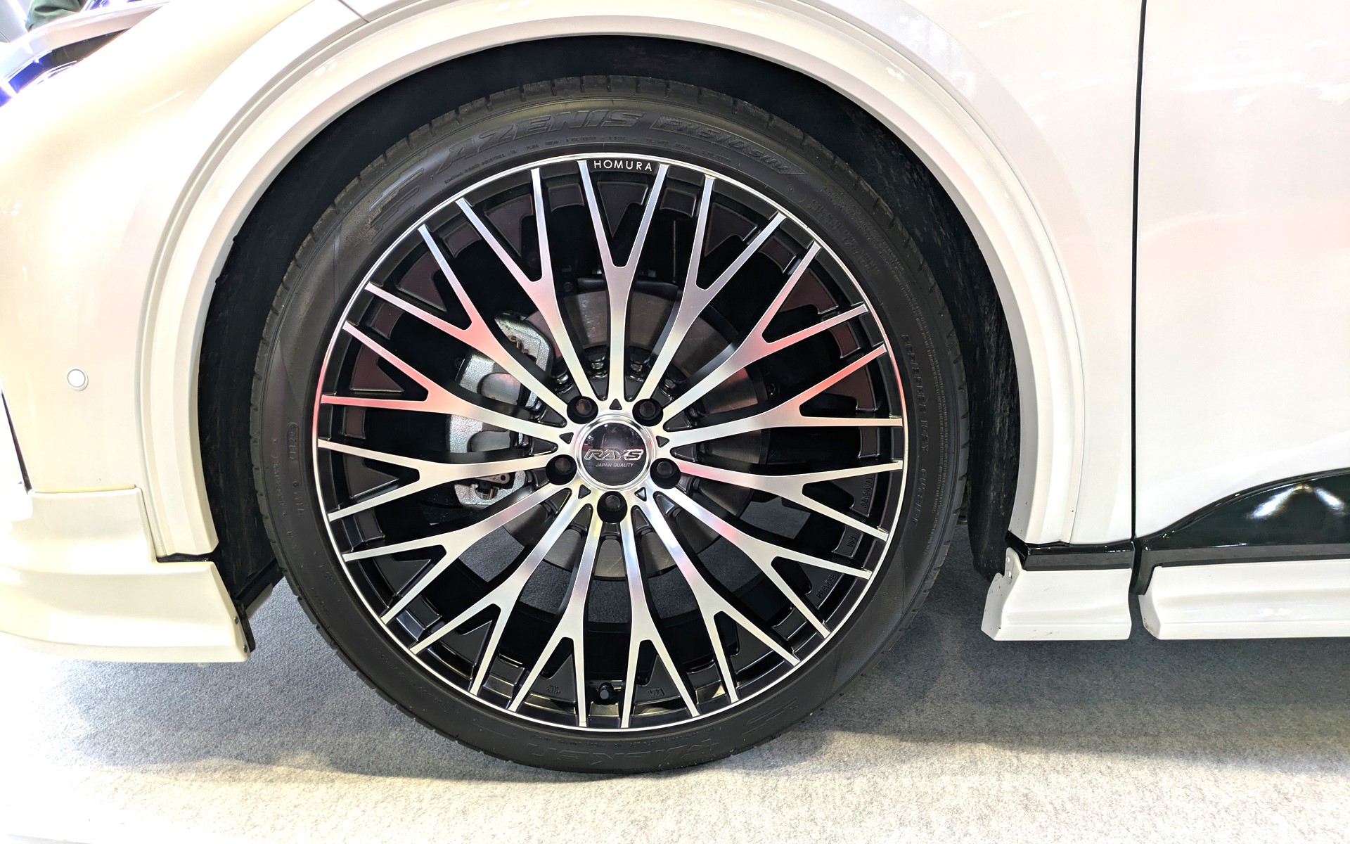 [拡大画像]レイズ、23インチの「TE37GC」やクローム仕様の「57CR」 エッジ部をシャープに魅せる限定色「グレイスゴールド」など展示