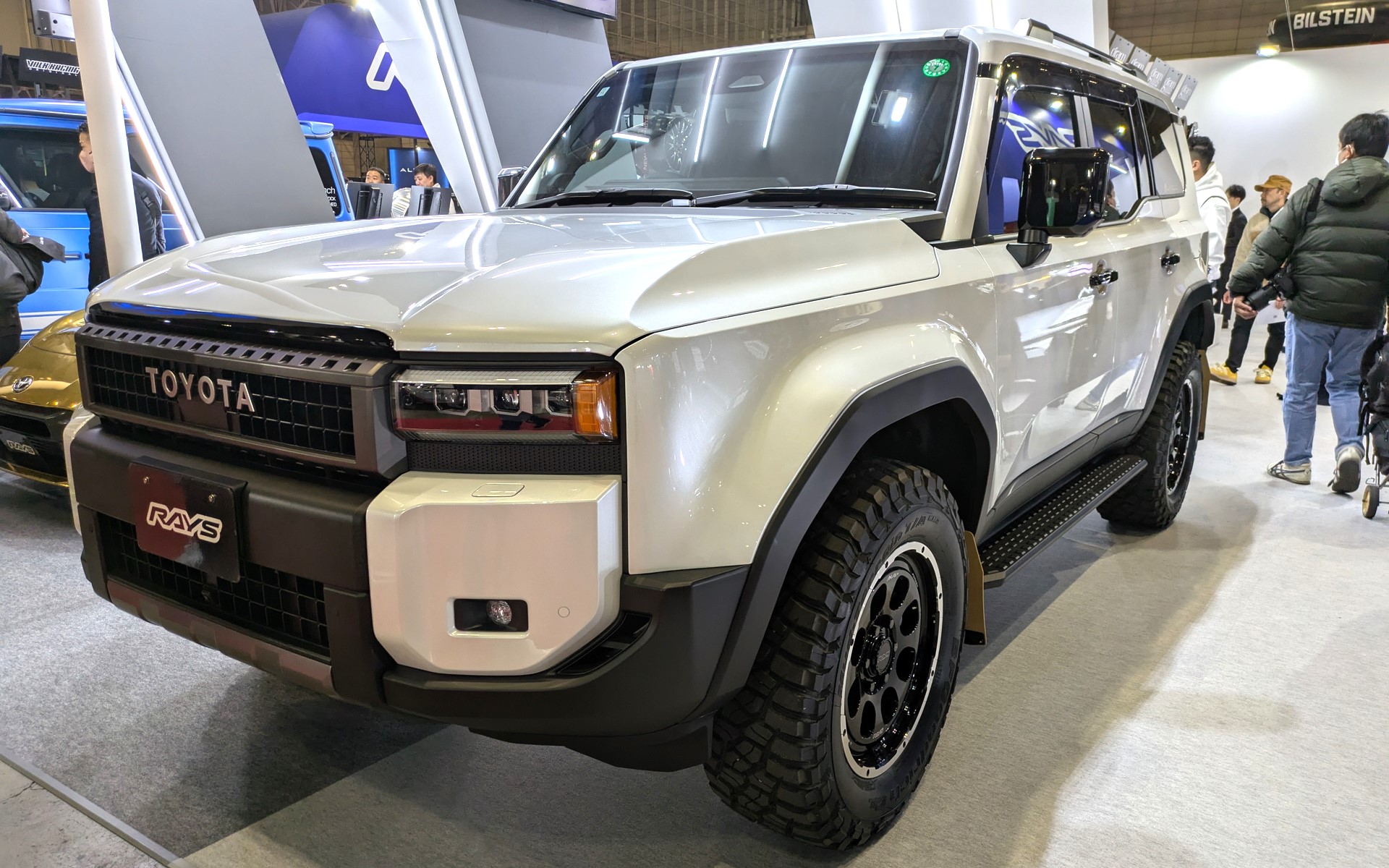 [拡大画像]レイズ、23インチの「TE37GC」やクローム仕様の「57CR」 エッジ部をシャープに魅せる限定色「グレイスゴールド」など展示