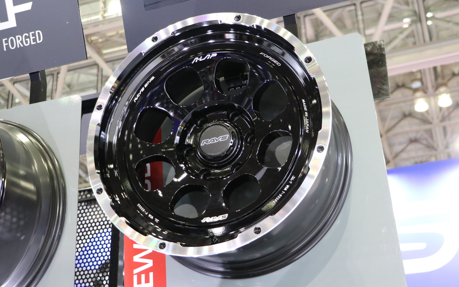 [拡大画像]レイズ、23インチの「TE37GC」やクローム仕様の「57CR」 エッジ部をシャープに魅せる限定色「グレイスゴールド」など展示