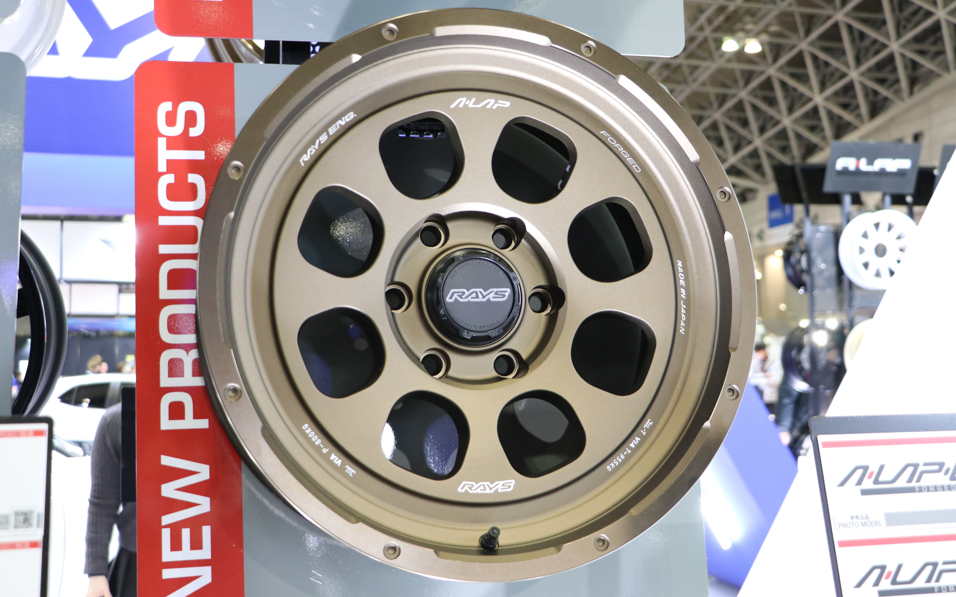 [拡大画像]レイズ、23インチの「TE37GC」やクローム仕様の「57CR」 エッジ部をシャープに魅せる限定色「グレイスゴールド」など展示