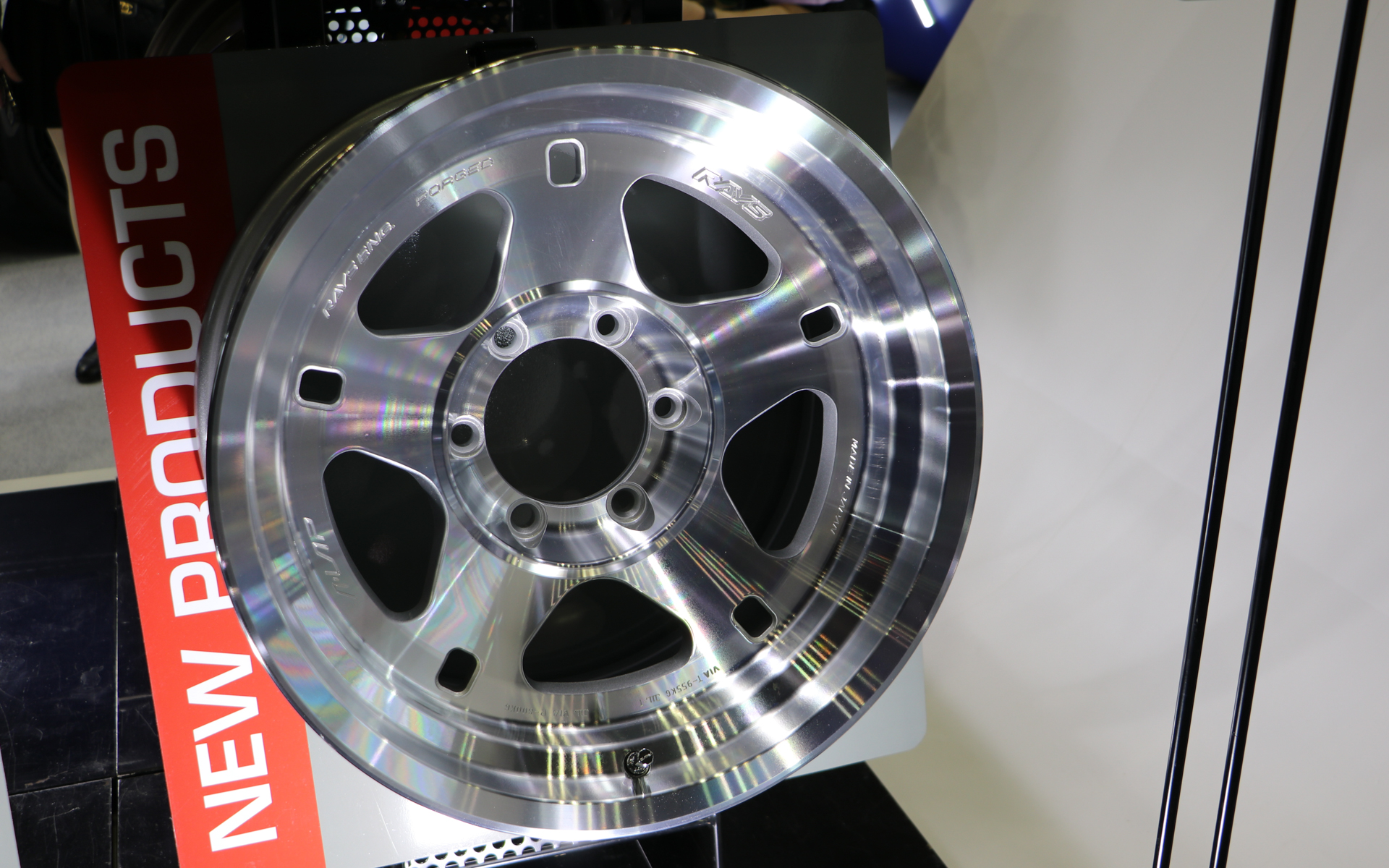 [拡大画像]レイズ、23インチの「TE37GC」やクローム仕様の「57CR」 エッジ部をシャープに魅せる限定色「グレイスゴールド」など展示