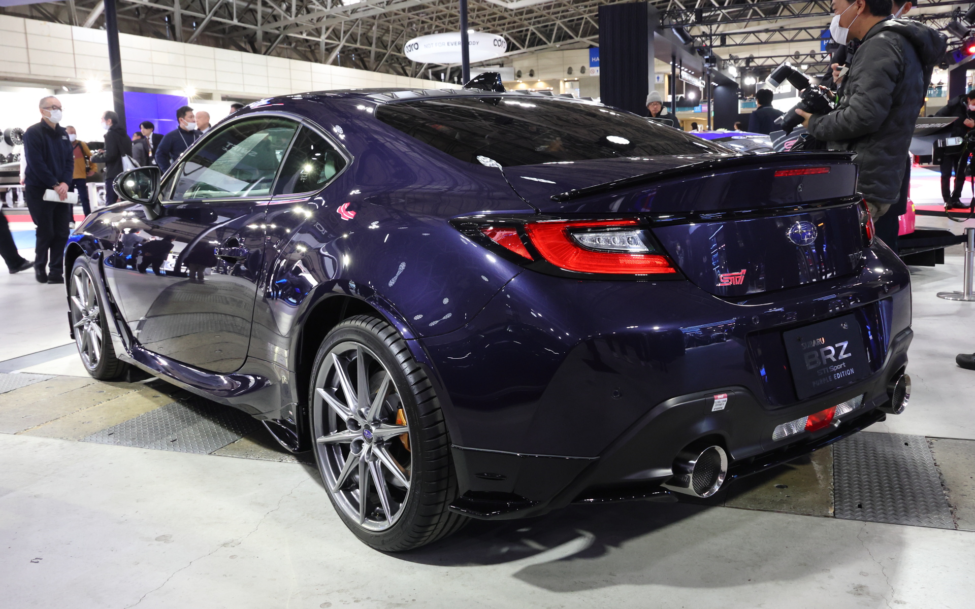 [拡大画像]コンプリートカー「S210（プロトタイプ）」や200台限定「BRZ」などを初公開したスバルブース