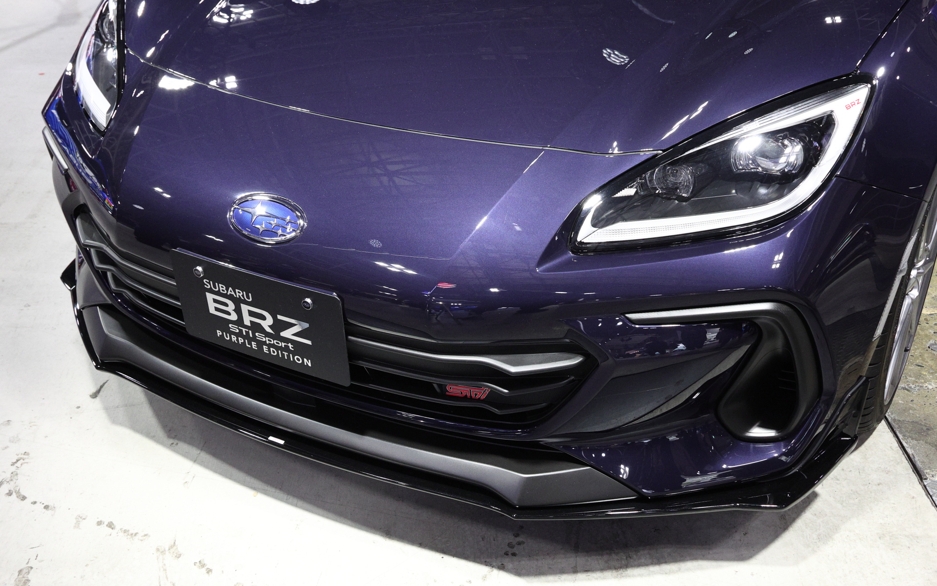 [拡大画像]コンプリートカー「S210（プロトタイプ）」や200台限定「BRZ」などを初公開したスバルブース