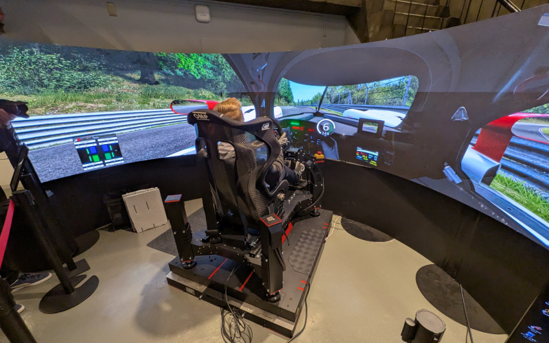 ヘイキ・コバライネン選手がSPKの「シミュレーターラボ」初体験 最新機器の感想や2025年シーズンの意気込みを語る - Car Watch