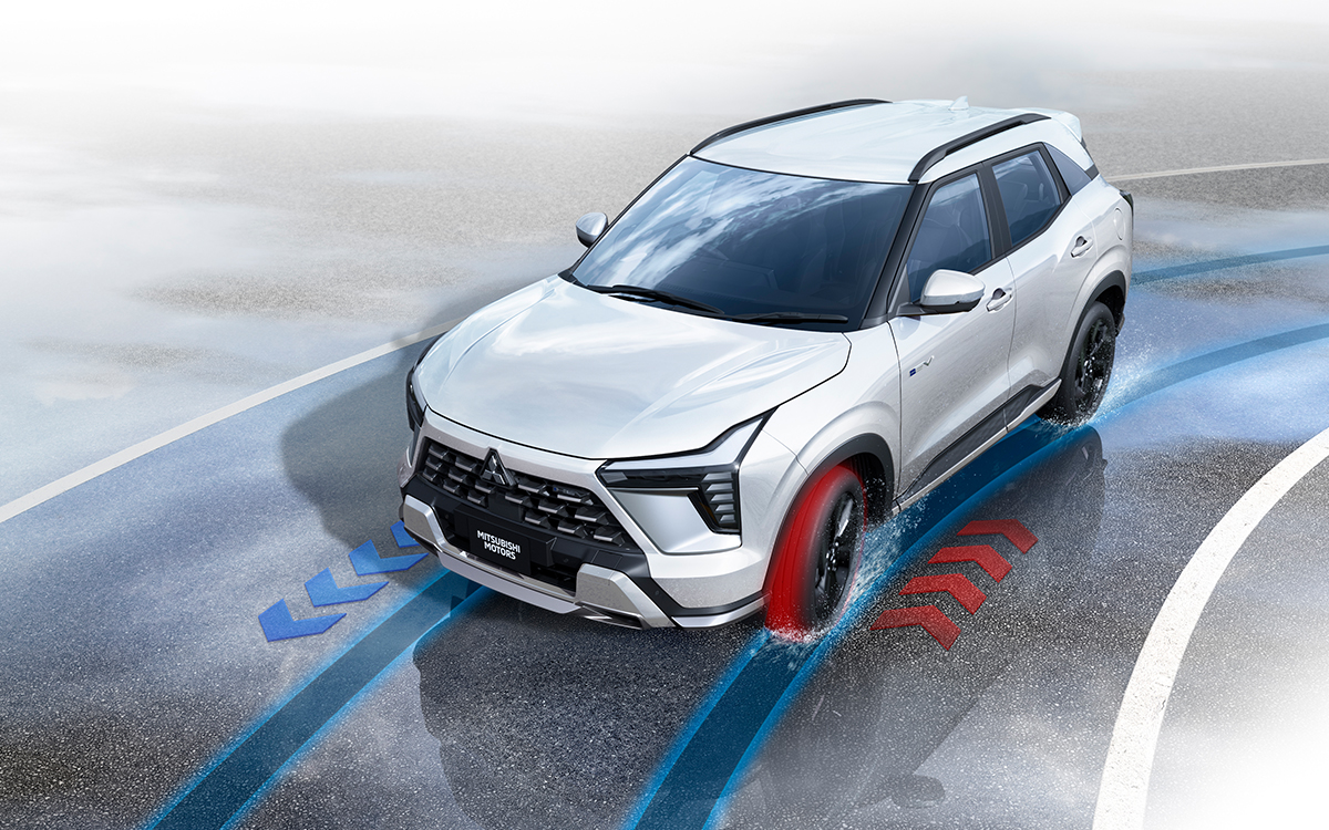 [画像]三菱自動車、コンパクトSUV「エクスフォース」のハイブリッド世界初披露 燃費は約24.4km/Lを実現 / (8/10) - Car Watch