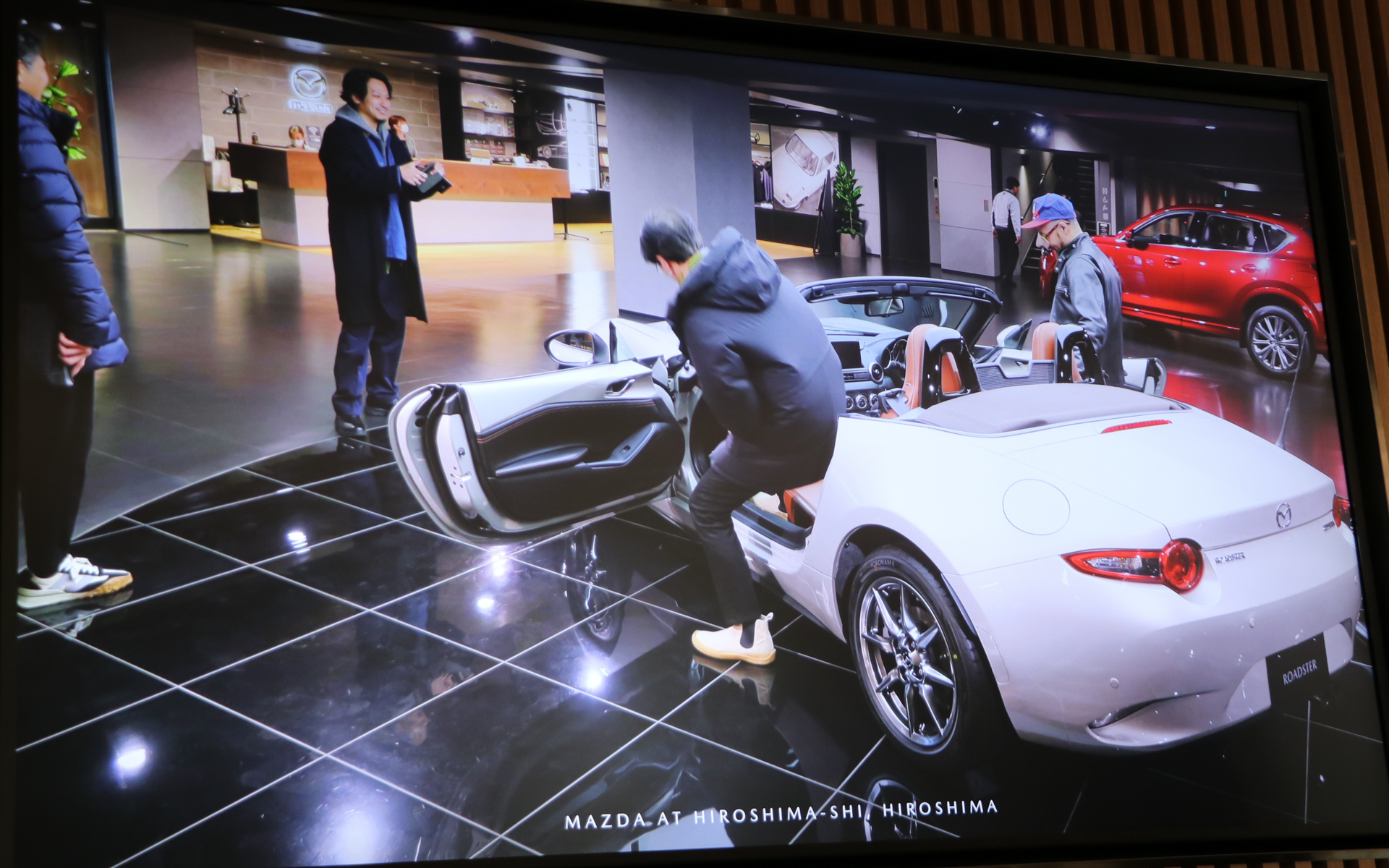 [画像]歴代ロードスターを感じられるスニーカー「SP-MX5」誕生秘話 マツダデザイナーが譲れなかった“こだわりポイント”とは？ / (13/41) - Car Watch