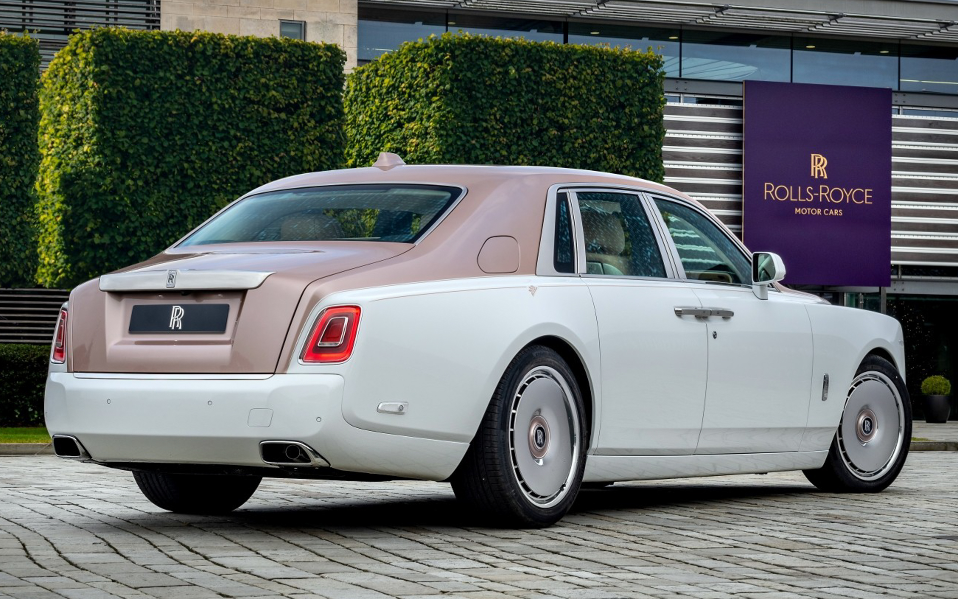 [画像]ロールス・ロイス、16万ステッチ以上の刺繍が内装に施された「ファントム・ダンテル」 / (2/8) - Car Watch