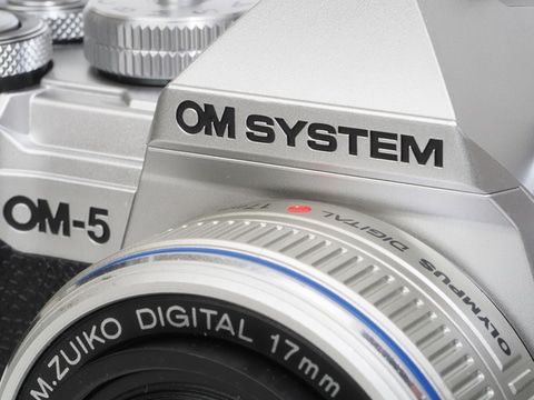 赤城耕一の「アカギカメラ」 第59回：「OM SYSTEM」OM-5で考えた、カメラとロゴデザイン - デジカメ Watch