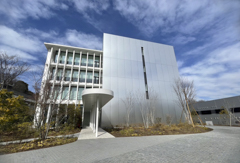 光と造形を切り取り、作品へと仕上げる——自然に囲まれたSIGMA本社で「クリエイティブスナップ」を撮る - デジカメ Watch