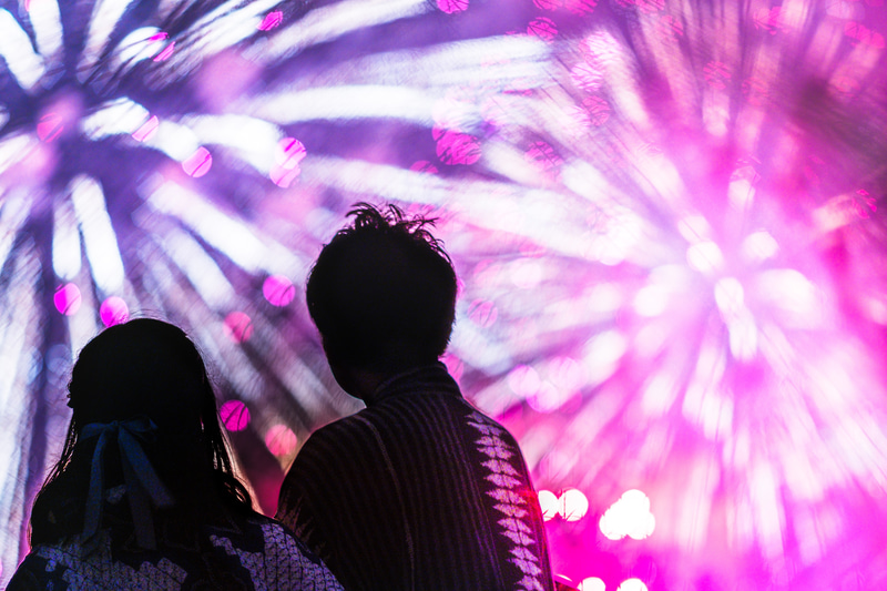 GANREFメンバーが撮った「季節の写真」：夏の夜空に咲いては消え…「花火」写真の数々をご紹介 - デジカメ Watch