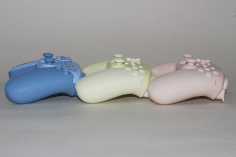 3COINS、Switchコントローラに新色登場！ 春らしいパステルカラー3色をさっそく使ってみた - GAME Watch