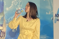 水を超えた水「アクエリアス NEWATER（ニューウォーター）」発売。「ゴクゴク飲めちゃう」と広瀬アリスさん - グルメ Watch