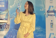 水を超えた水「アクエリアス NEWATER（ニューウォーター）」発売。「ゴクゴク飲めちゃう」と広瀬アリスさん - グルメ Watch