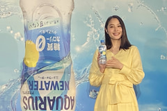 水を超えた水「アクエリアス NEWATER（ニューウォーター）」発売。「ゴクゴク飲めちゃう」と広瀬アリスさん - グルメ Watch