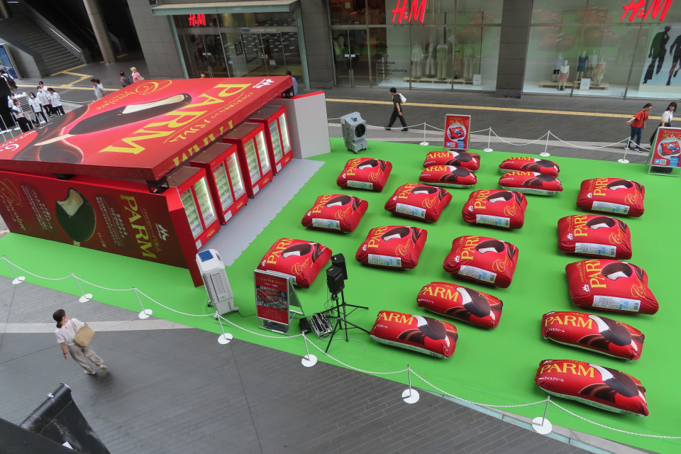 パルムヨギボーに座ってPARMを楽しむ無料イベント、二子玉川で開催中 - グルメ Watch