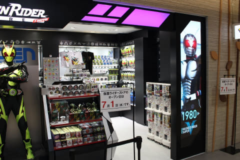 世界初のオフィシャル仮面ライダーグッズショップ「KAMEN RIDER STORE TOKYO」内覧会レポート。限定アイテムを含む300点以上 ...