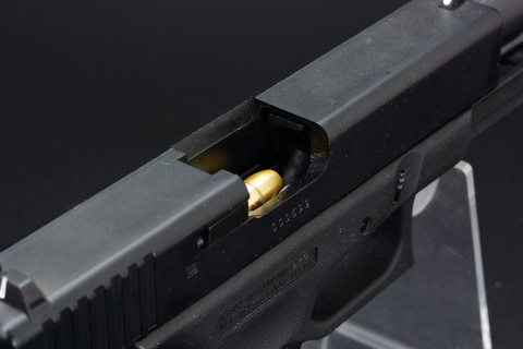 【レビュー】モデルガン「GLOCK 17 3rd HW “Evolution2改”」レビュー 音と煙と排莢、自動拳銃モデルガンならではの楽しさ - HOBBY Watch