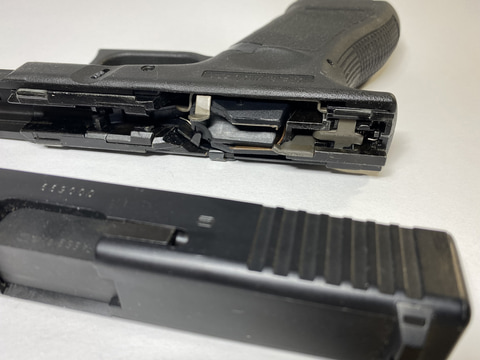 【レビュー】モデルガン「GLOCK 17 3rd HW “Evolution2改”」レビュー 音と煙と排莢、自動拳銃モデルガンならではの楽しさ - HOBBY Watch