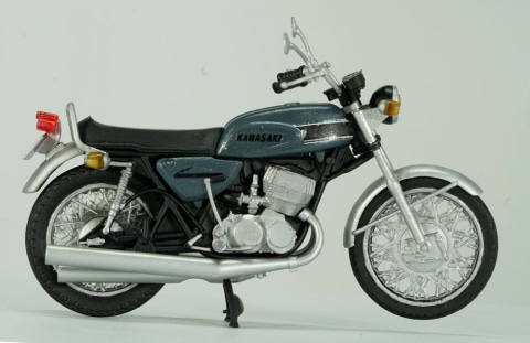 1/32スケールの「マッハIII」登場！ ガチャ「KAWASAKI 500-SS/MACH III コレクション」9月下旬発売 - HOBBY Watch