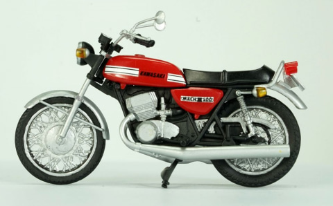 1/32スケールの「マッハIII」登場！ ガチャ「KAWASAKI 500-SS/MACH III コレクション」9月下旬発売 - HOBBY Watch