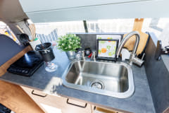 DIYでキャンピングカーを作るためのシェアガレージ「Mobi Lab.」が横浜にオープン - INTERNET Watch