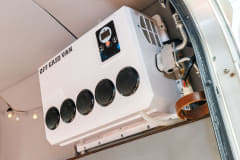 DIYでキャンピングカーを作るためのシェアガレージ「Mobi Lab.」が横浜にオープン - INTERNET Watch