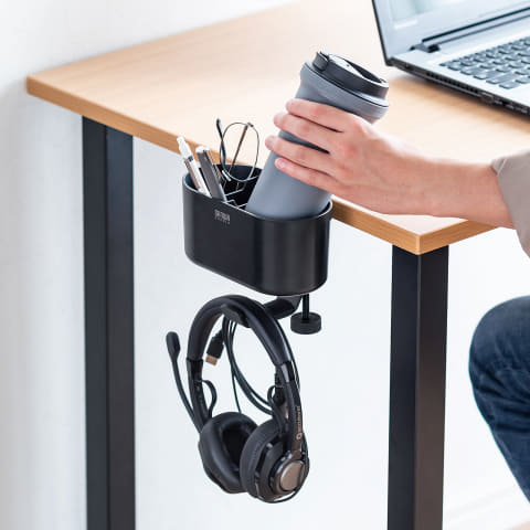 机の脇に設置してドリンクホルダーにもなる小物入れ付きバッグハンガー「200-STN070BK」、サンワサプライが発売。 - INTERNET Watch
