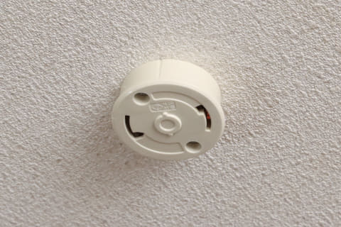 アレクサ、ちゃんと使えてる？ 天井につけるスマートリモコンで仕事部屋の電源管理がメチャ楽に!!【テレワークグッズレビュー 第71回 ...