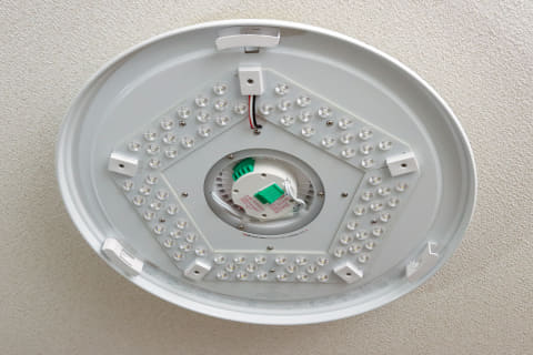 アレクサ、ちゃんと使えてる？ 天井につけるスマートリモコンで仕事部屋の電源管理がメチャ楽に!!【テレワークグッズレビュー 第71回 ...