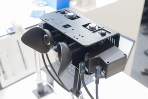 視力によらず映像のピントが合う「直接網膜投影方式」のAR/VRグラスを展示するTDK【CEATEC 2023】 - INTERNET Watch