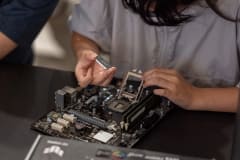 GIGA世代の子供たちがPCを組立て、仕組みを学んで初級マイスターに認定 - こどもとIT[Sponsored]