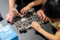 GIGA世代の子供たちがPCを組立て、仕組みを学んで初級マイスターに認定 - こどもとIT[Sponsored]