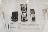 SUPER INFOBAR、talby 2……幻のモデルも登場するau Design project 15周年展示 - ケータイ Watch