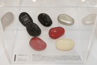 SUPER INFOBAR、talby 2……幻のモデルも登場するau Design project 15周年展示 - ケータイ Watch