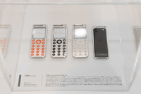 SUPER INFOBAR、talby 2……幻のモデルも登場するau Design project 15周年展示 - ケータイ Watch