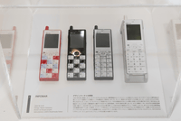SUPER INFOBAR、talby 2……幻のモデルも登場するau Design project 15周年展示 - ケータイ Watch