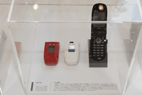 SUPER INFOBAR、talby 2……幻のモデルも登場するau Design project 15周年展示 - ケータイ Watch