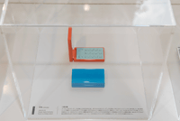 SUPER INFOBAR、talby 2……幻のモデルも登場するau Design project 15周年展示 - ケータイ Watch